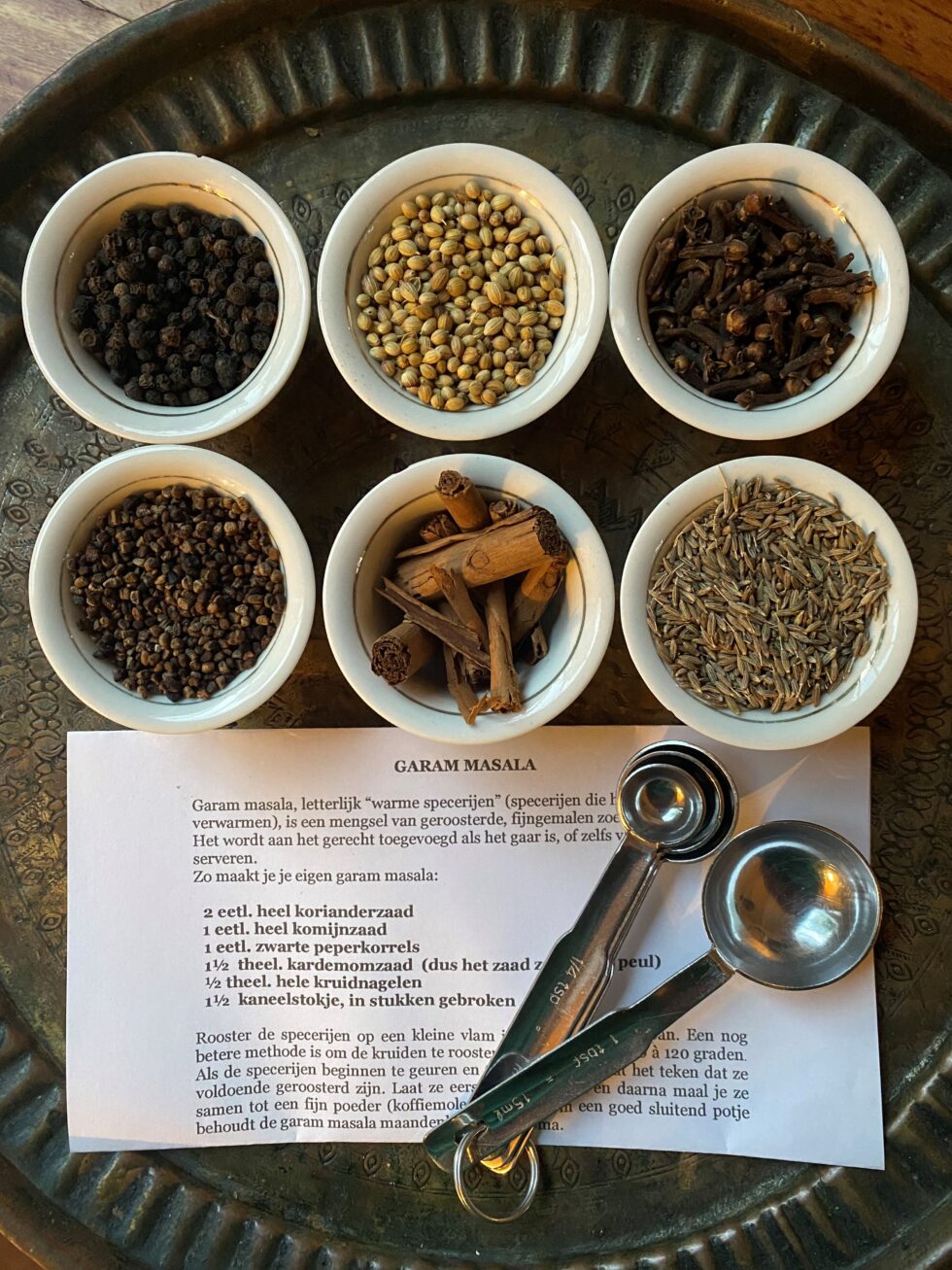 Warm in de winter: Garam masala maken - De Vedische kookstudio